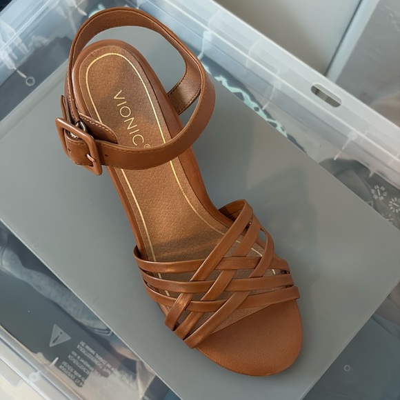 Vionic | Shoes | Vionic New Tan Leather Peonywoven Block Heeled Sandals ...